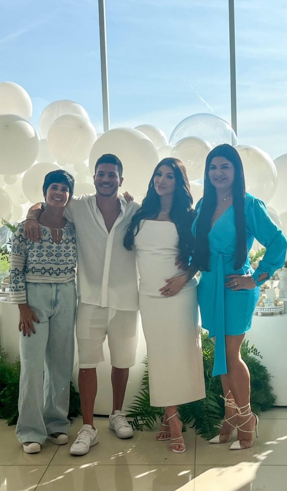 Arthur Aguiar e Jheny Santucci descobrem sexo do bebê em chá revelação
