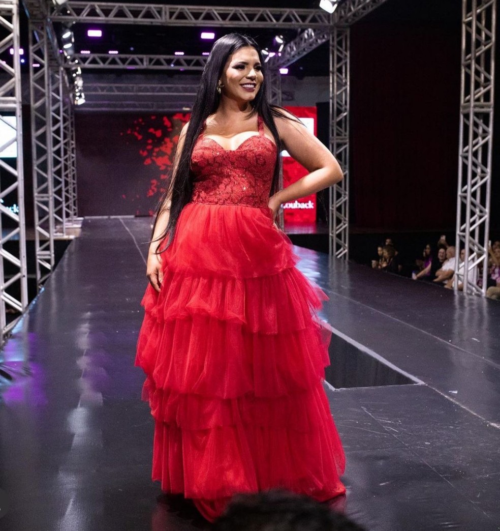 Nanna Chara marca presença em desfile ao lado de celebridades como ...