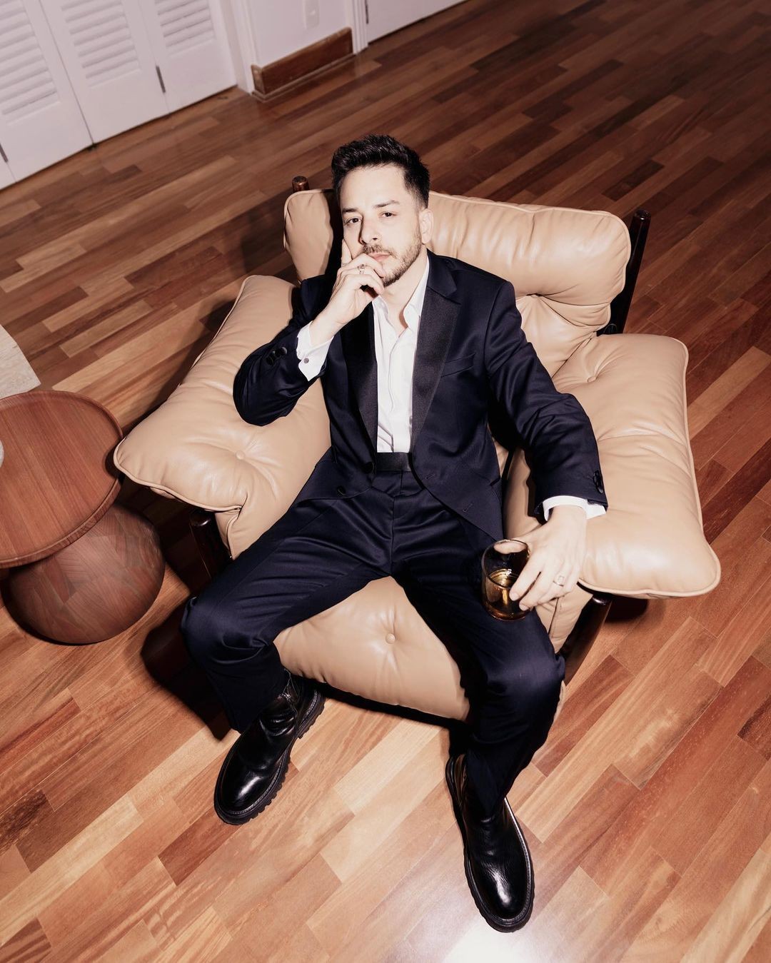 Junior Lima posa nu para divulgar álbum