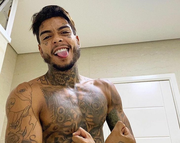 Mãe de MC Kevin vai ao túmulo do filho levar flores e emociona web