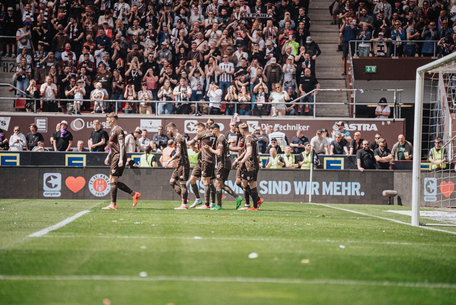 Time 'de esquerda', St. Pauli consegue acesso à Bundesliga e torcida ...
