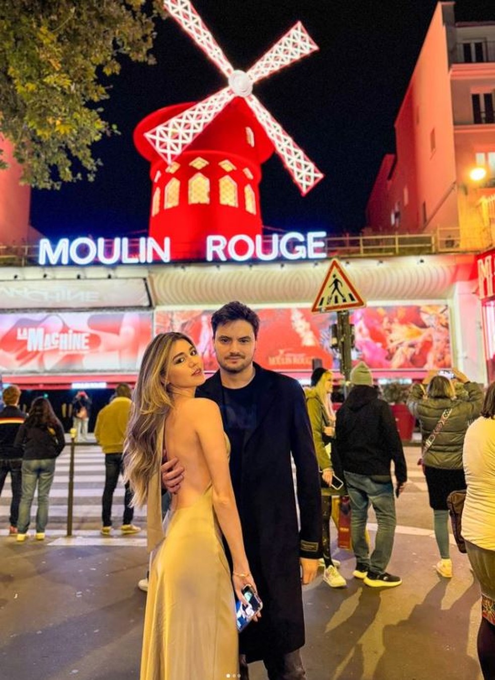 Em Paris, Felipe Neto comemora 1 ano de namoro e se hospeda em suíte ...