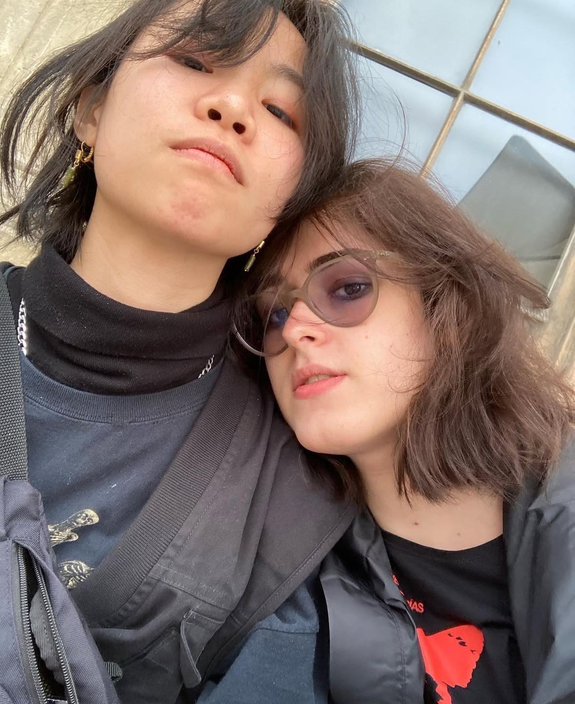 Filha trans de José de Abreu posa com a namorada, e ator reage com coração