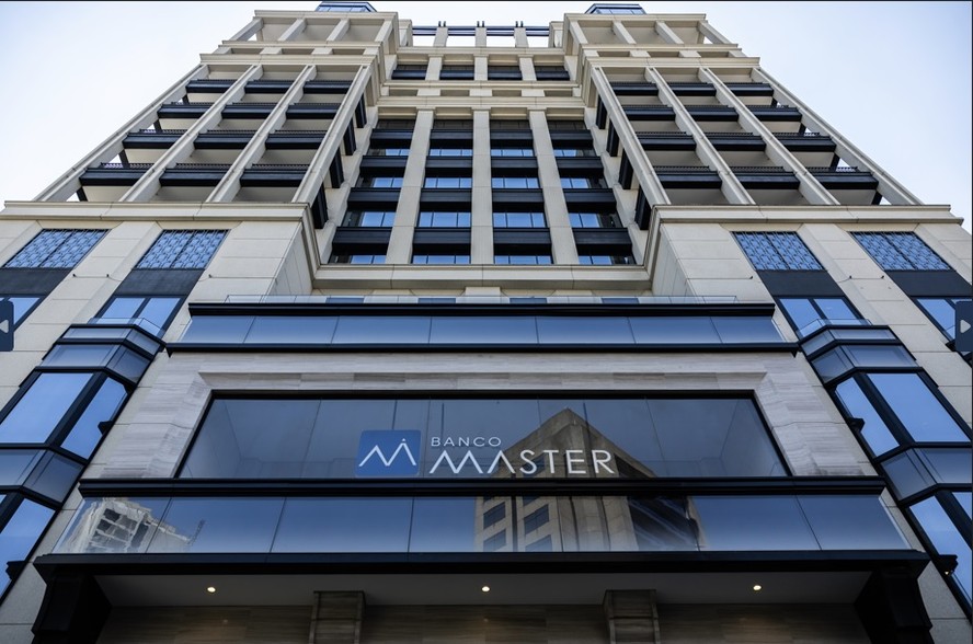 Suspeitas de crime e deterioração financeira acentuada levaram Banco ...