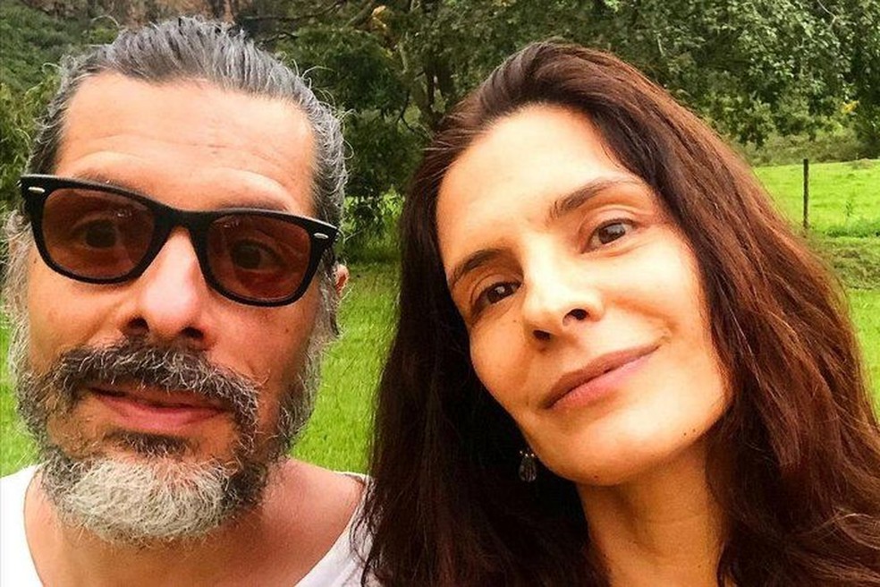 Longe da TV, Helena Ranaldi se refugia em sítio com o marido ator