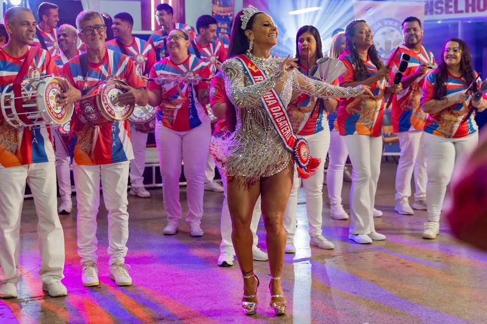 ‘Volta por cima’ tem desfile de Carnaval com Roxelle brilhando como musa