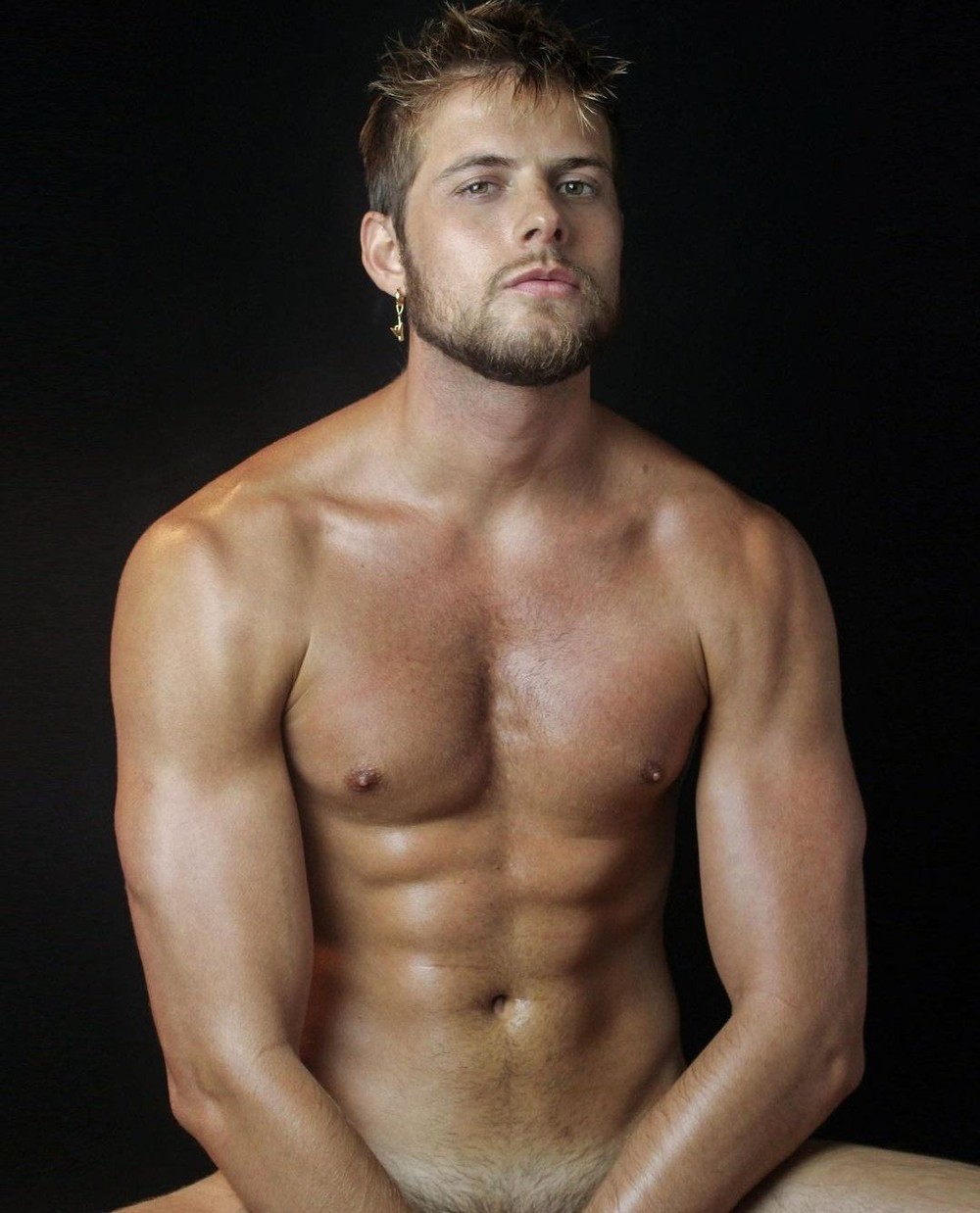 Ex-BBB Daniel Lenhardt é batizado após deixar Onlyfans: 'Minha sexualidade não vai mudar'