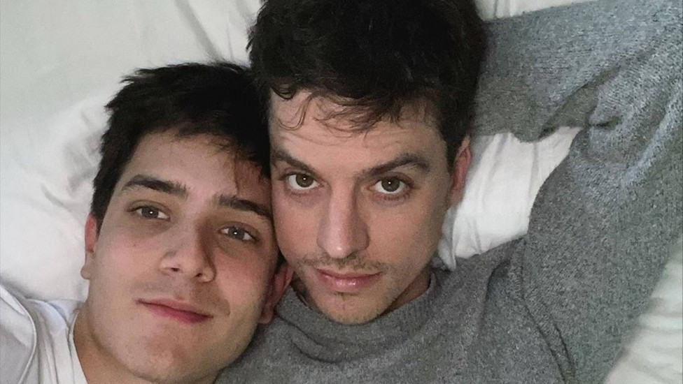 Irmão de Luciano Huck e marido lançam projeto musical nos EUA