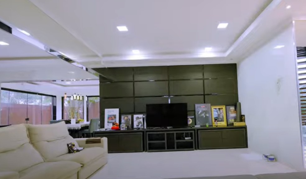 TV no banheiro, piscina e cantinho dedicado aos fãs: Luan Pereira vive ...