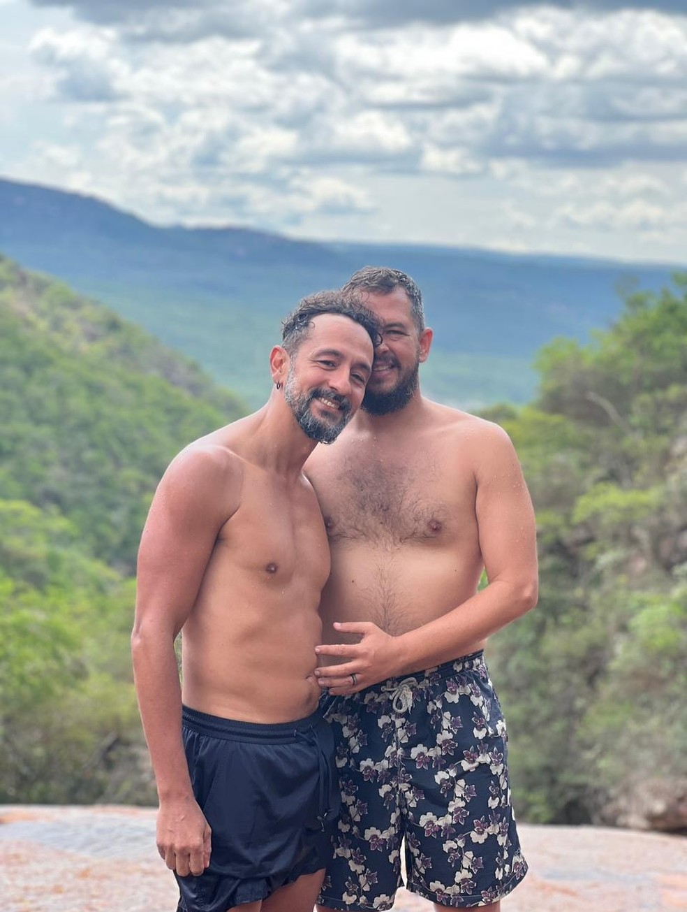 Irandhir Santos surge em momentos românticos com o marido professor na ...