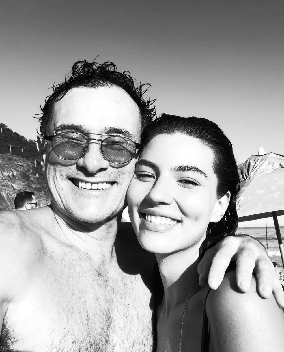 Após término polêmico de namoro, Alanis Guillen curte praia com elenco ...