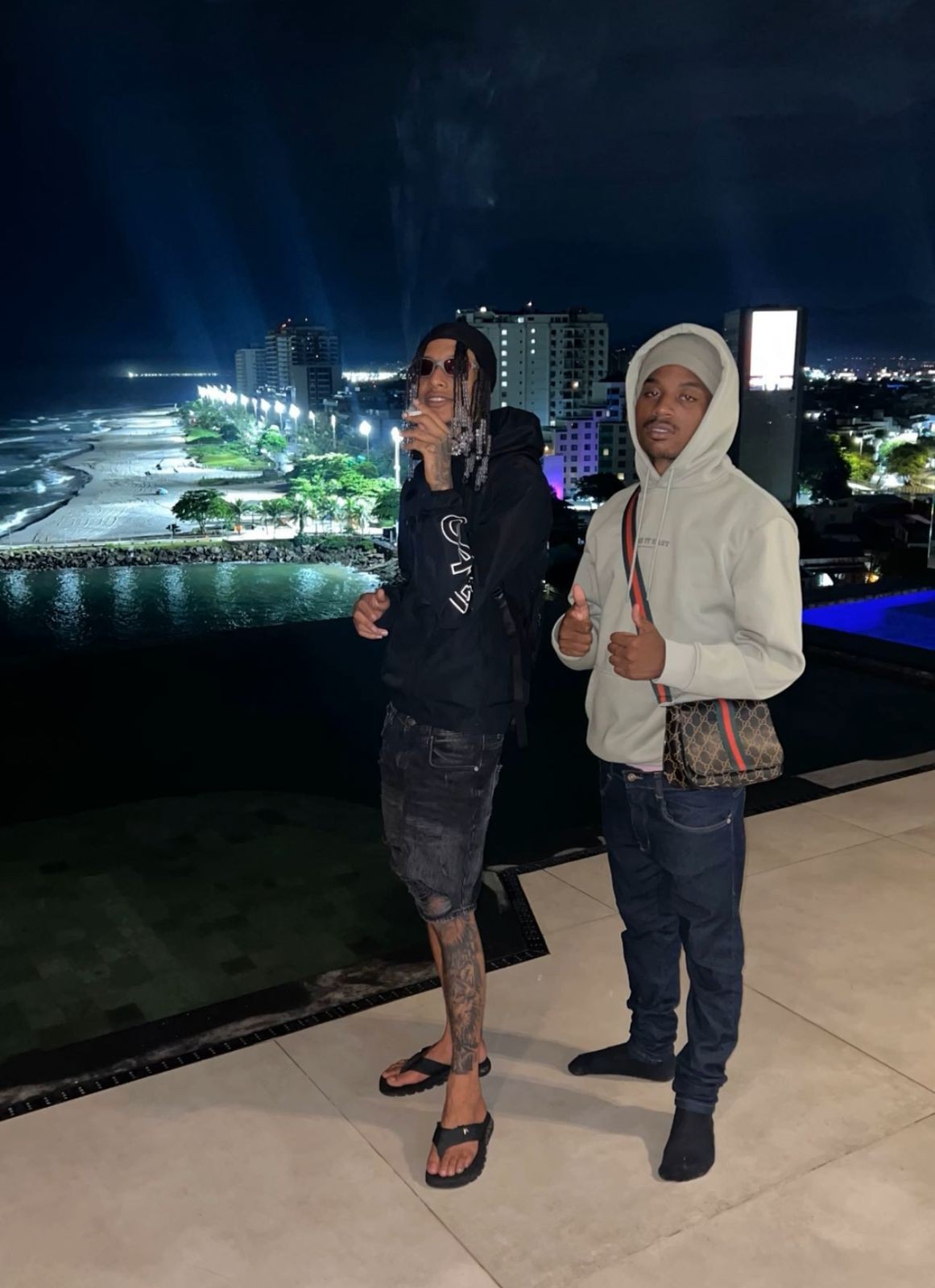 MC Oruam comemora sucesso de música em mansão com vista para o mar ...