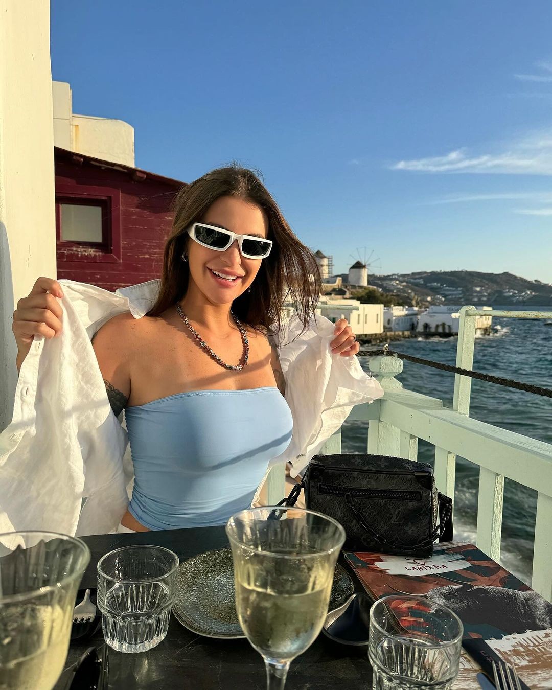 DJ Bárbara Labres e namorada se hospedam em hotel em frente ao mar na ...