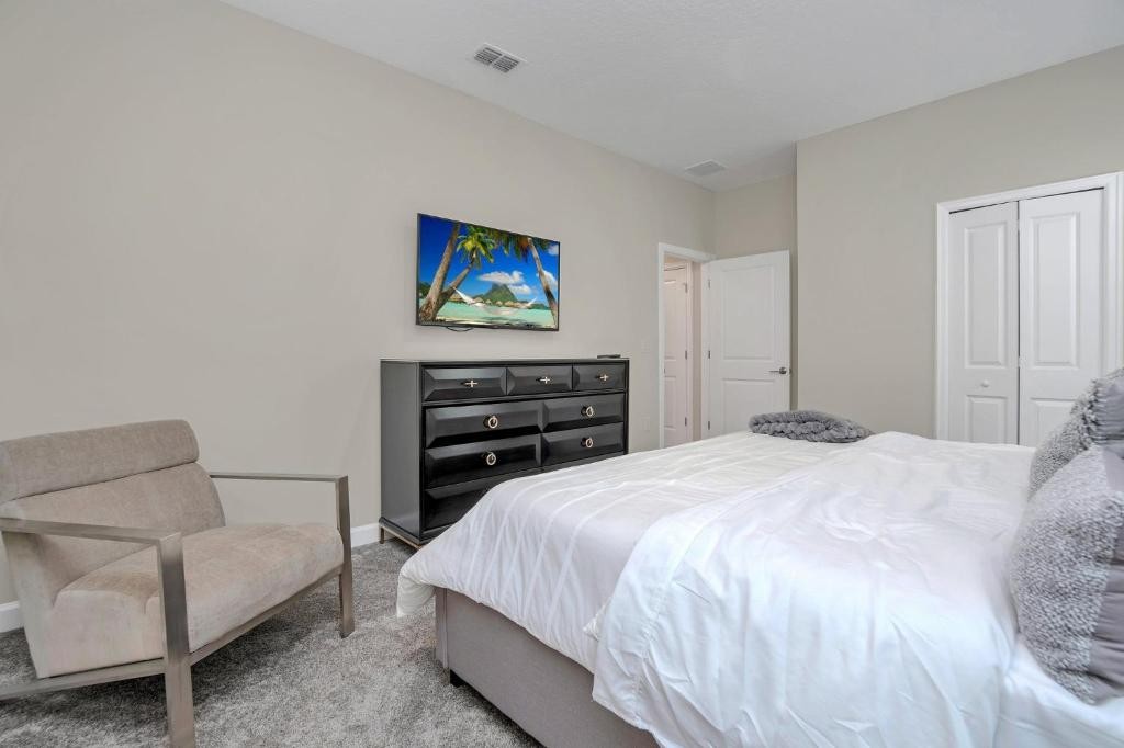 Mansão temática de Deborah Secco com nove quartos nos EUA pode ser alugada por R$ 3 mil a diária ...