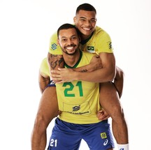 Irmãos e companheiros de quadra, Darlan e Alan do vôlei fazem sucesso ...