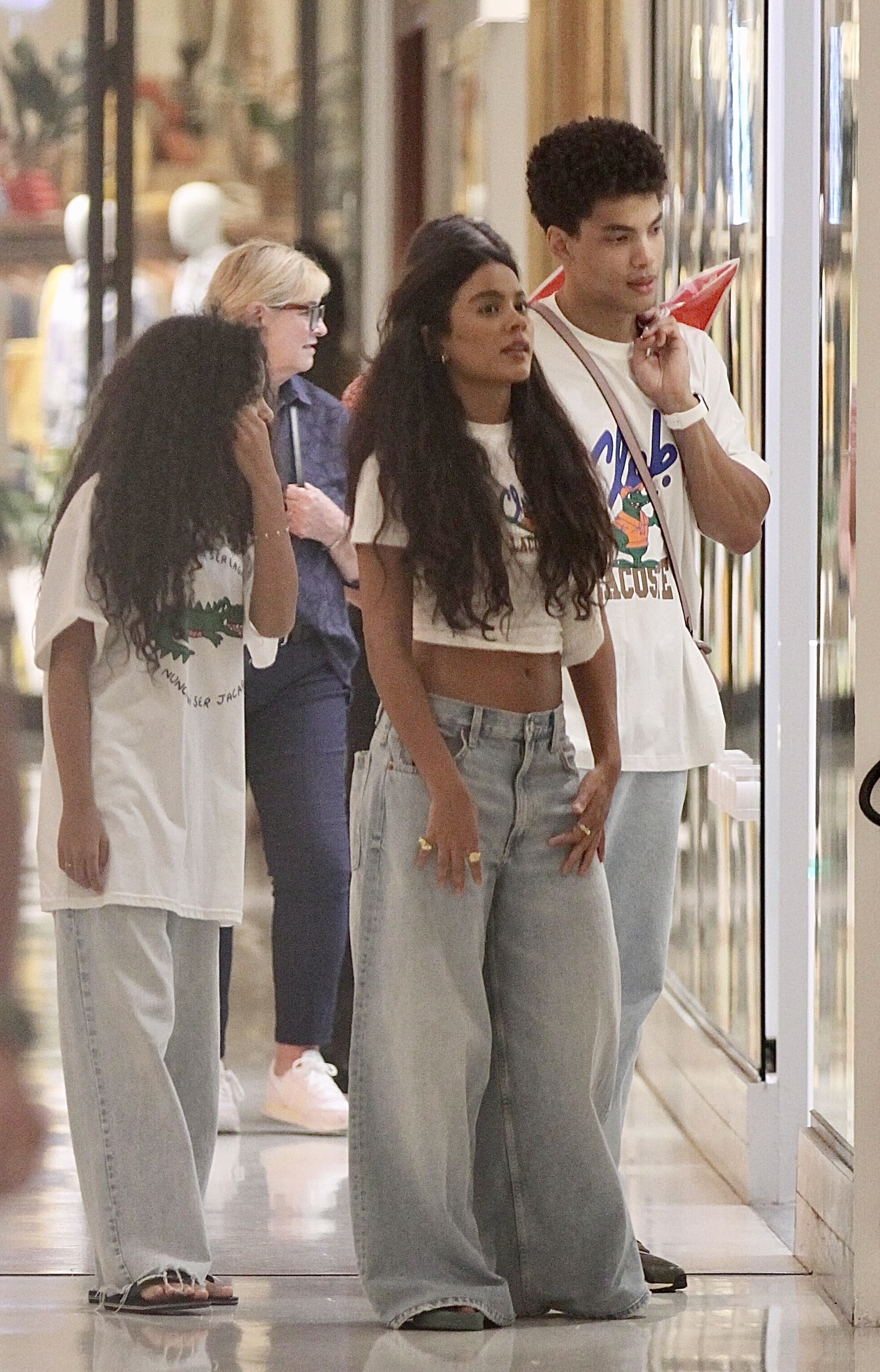 Recaída? Bella Campos é flagrada em passeio com o ex-namorado e a irmã ...