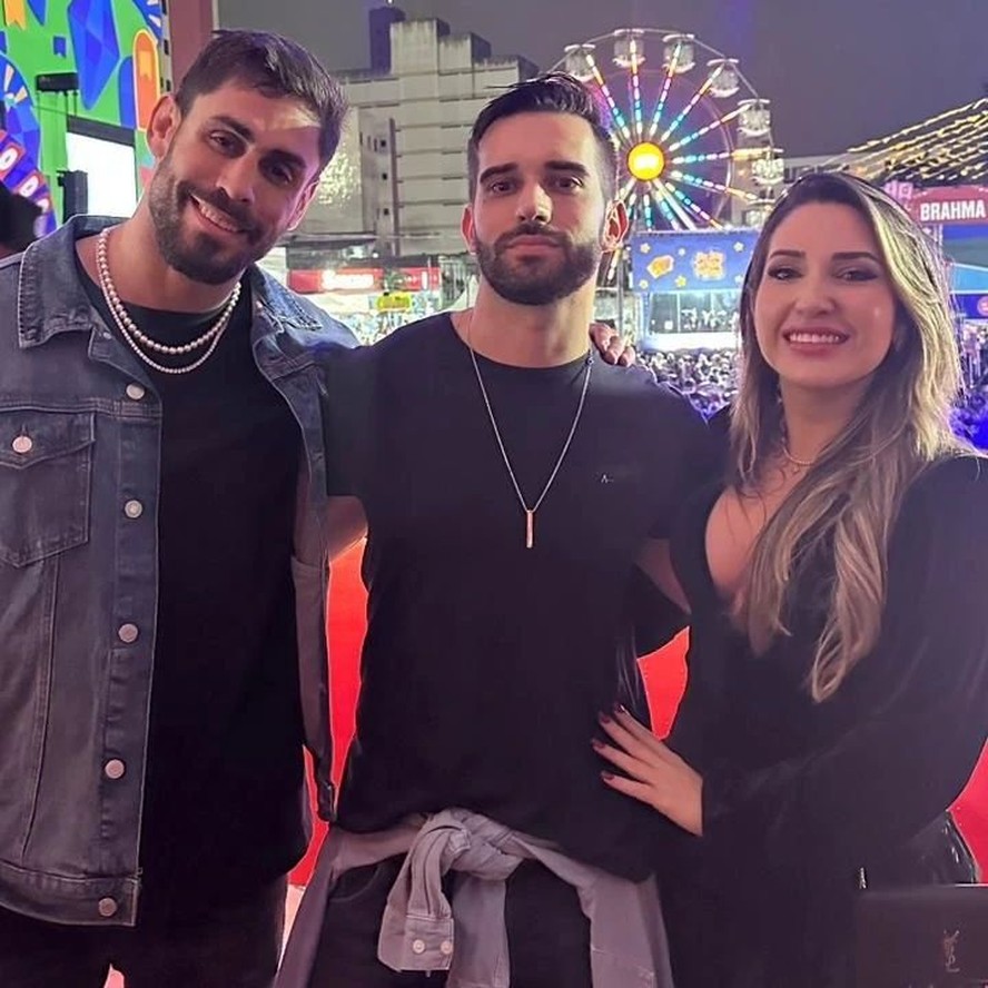 Amanda e Cara de Sapato posam com irmão da campeã do 'BBB 23' e web reage: 'Ficou de vela'