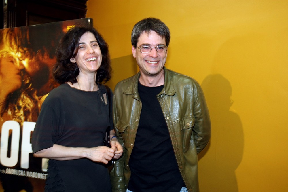 Quem é o marido de Fernanda Torres filmado com lágrimas nos olhos após ...