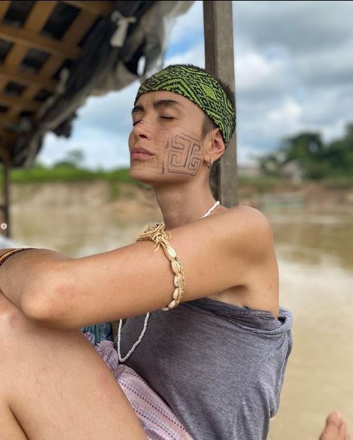 Maria Casadevall participa de ritual ao lado da namorada: 'Estou ...