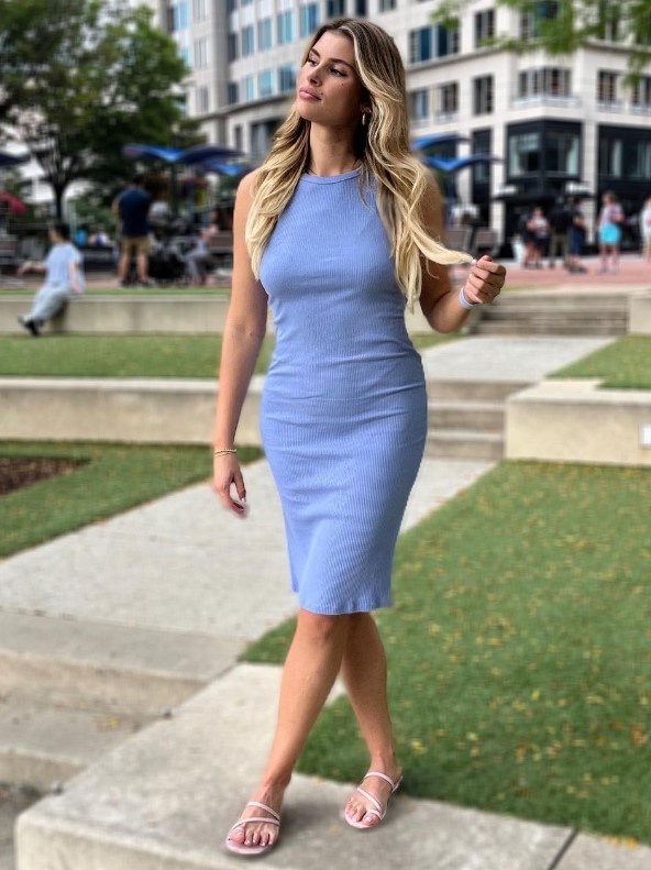 Americana que viralizou ao posar 'sexy' para fichamento em delegacia diz ser 'muito comum'