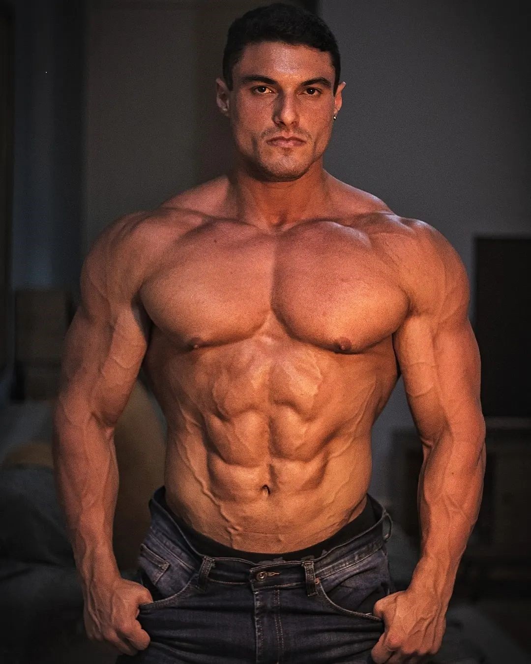 Ex de Rebeca Andrade, campeão de fisiculturismo posa com o bumbum de fora