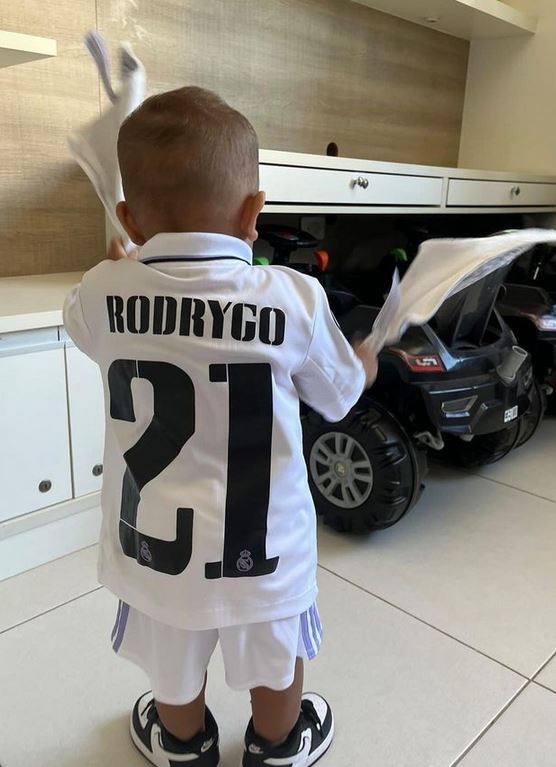 De férias no Brasil, Rodrygo Goes posa com filhos gêmeos: 'Rolezinho ...