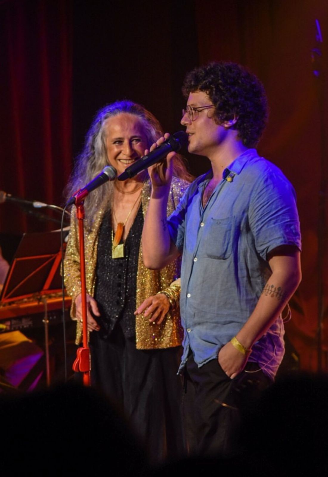 Filho de Cássia Eller, Chico Chico leva tombo durante show em BH; veja
