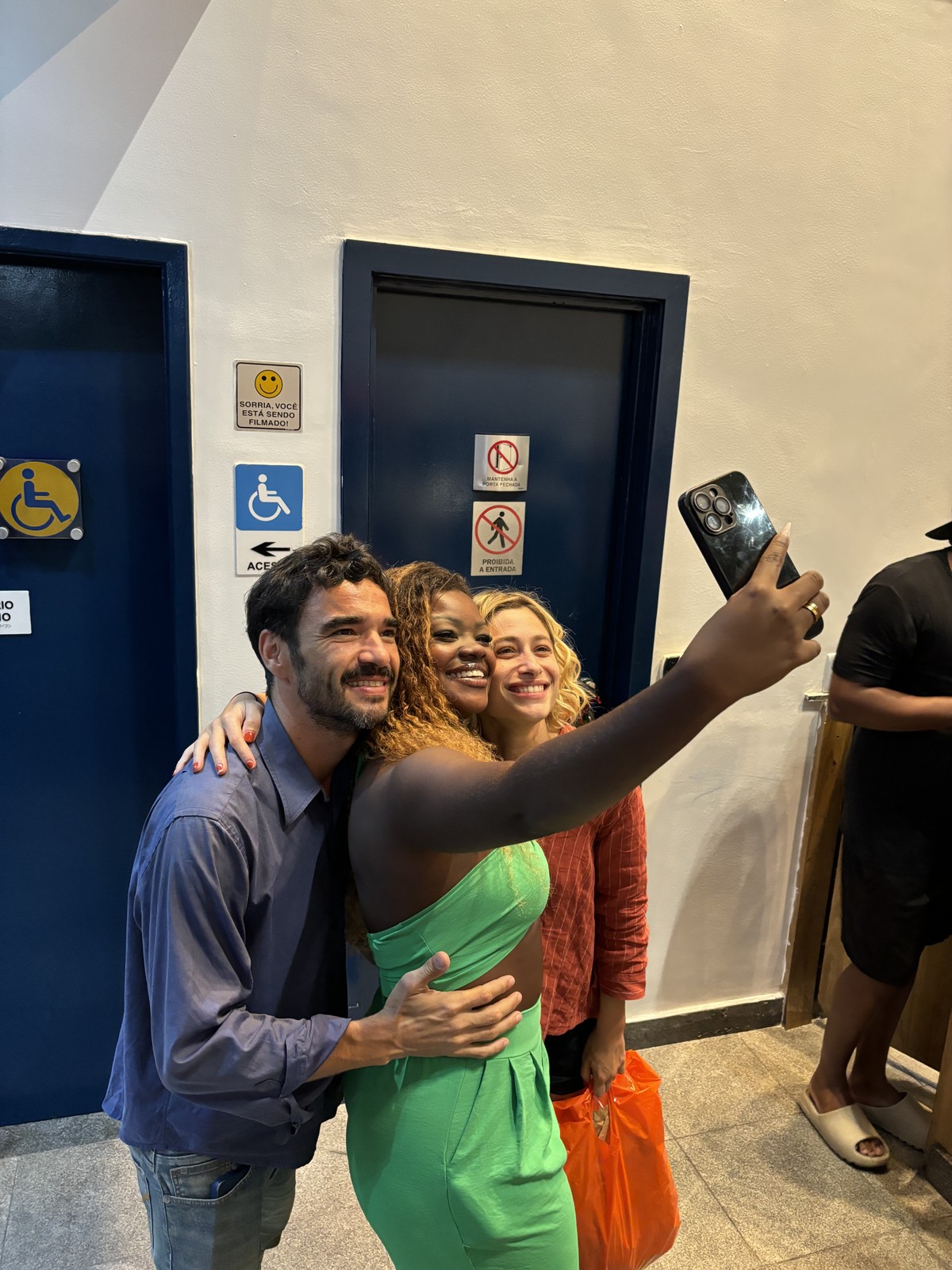 Lembra dela? Deise 'do tombo' reaparece com Caio Blat em pré-estreia de filme