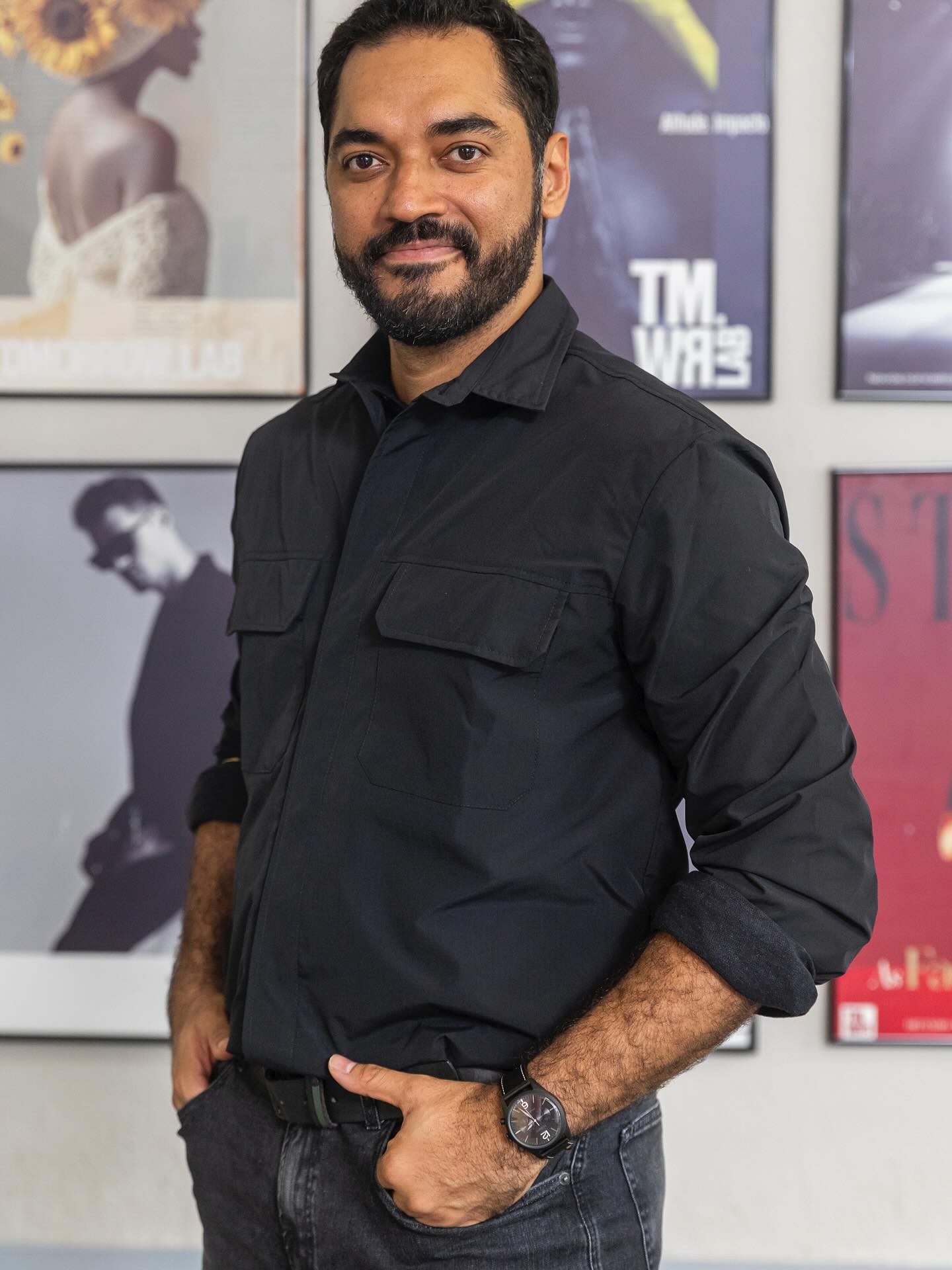 Ator que vive Mario Sergio em 'Vale tudo' surge acompanhado em jantar no Rio: 'Tira o olho, Odete'