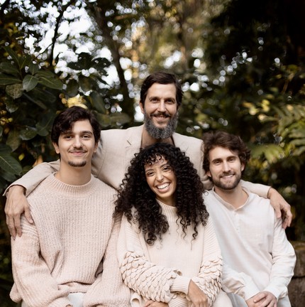 Adriana Esteves surge em foto rara com os dois filhos