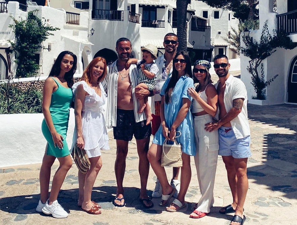 Casado há 30 anos, pinta de galã e avô: o técnico português e família ...