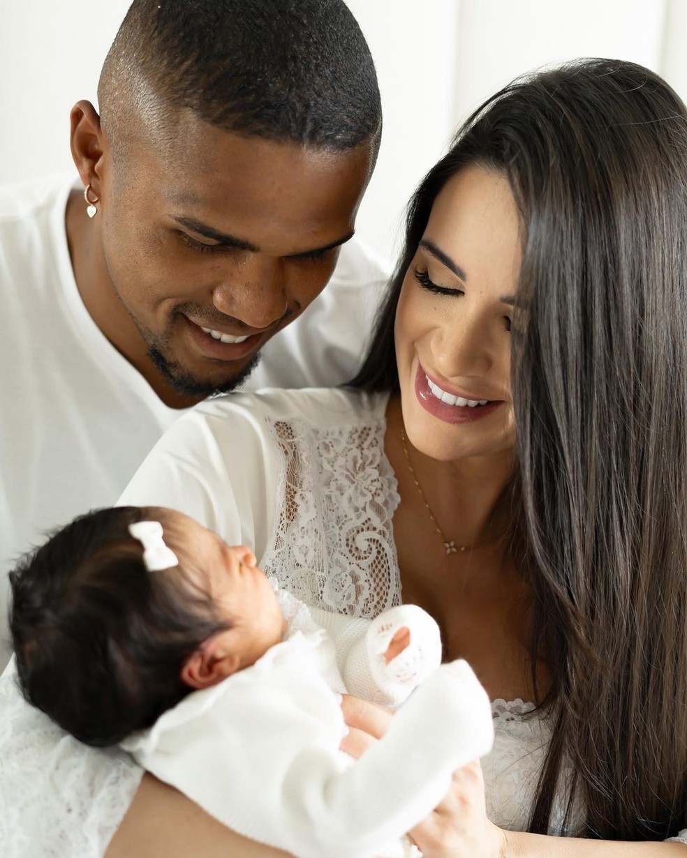Douglas Costa, do Fluminense, e mulher comemoram primeiro mês da filha ...