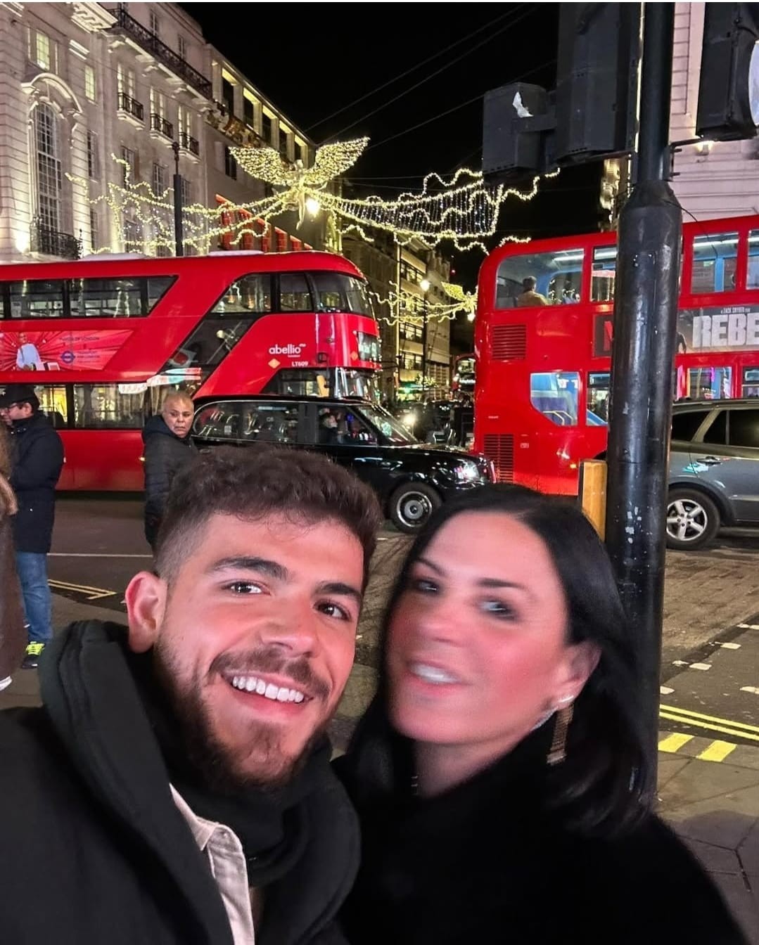 Paixão pelo Rio e amiga de estrelas: conheça Rebeca León, o braço ...