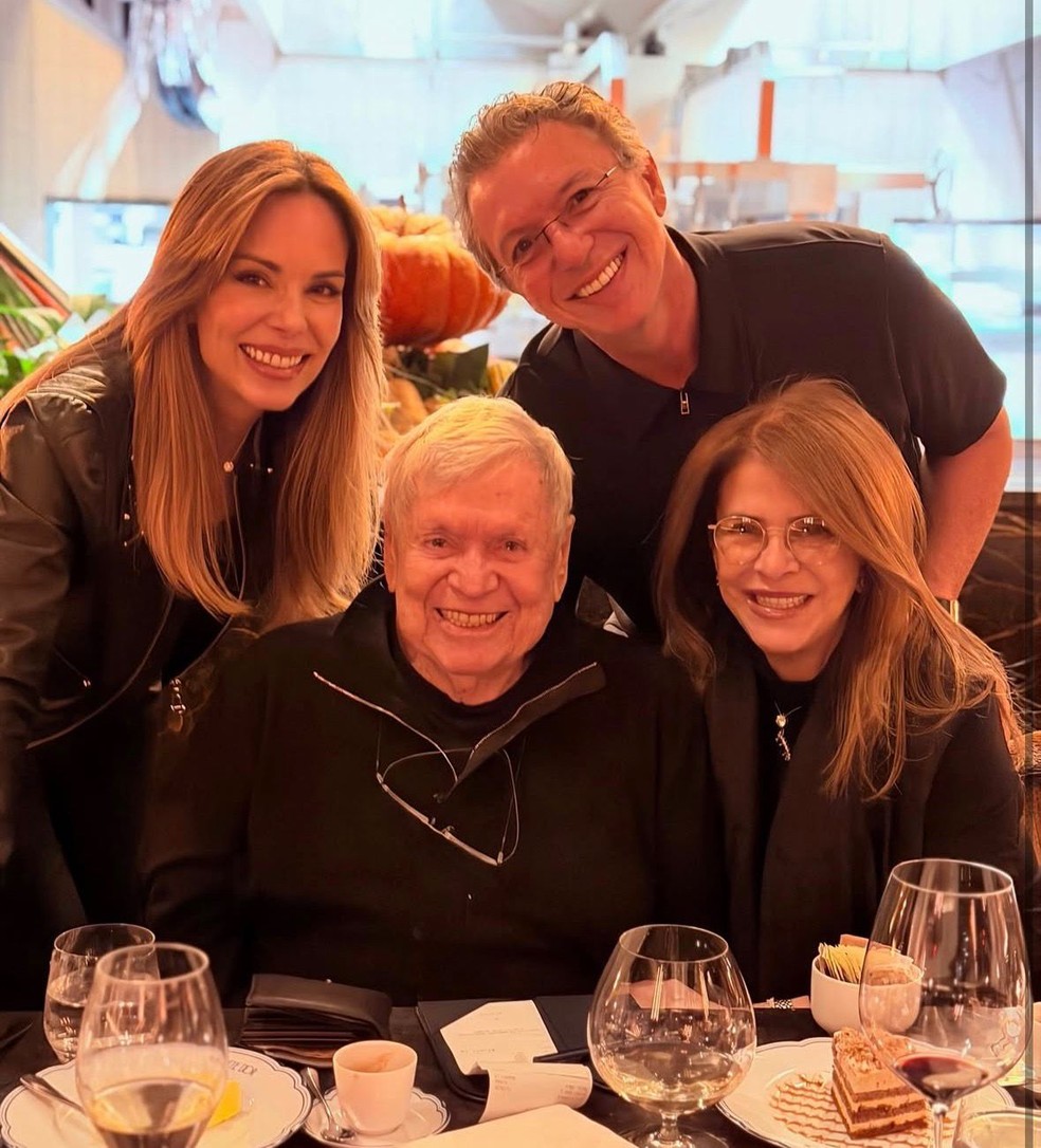 Boni reúne família e filho Boninho em aniversário de 90 anos em Nova York