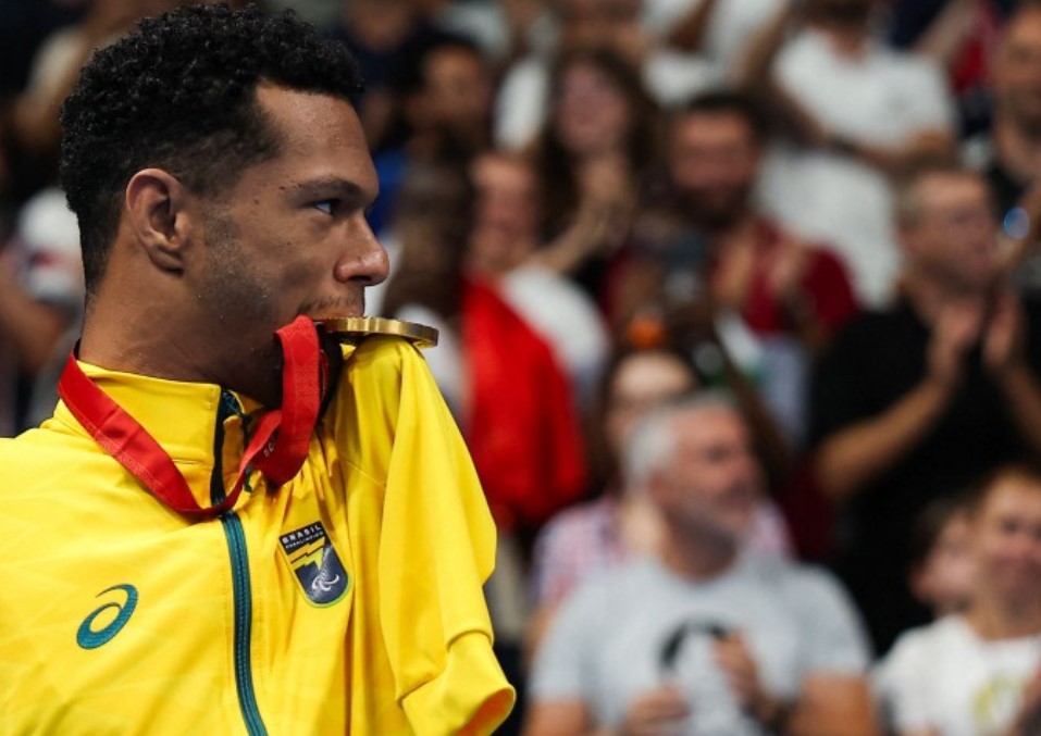 Gabrielzinho da natação paralímpica curte praia no Rio com namorada e ...