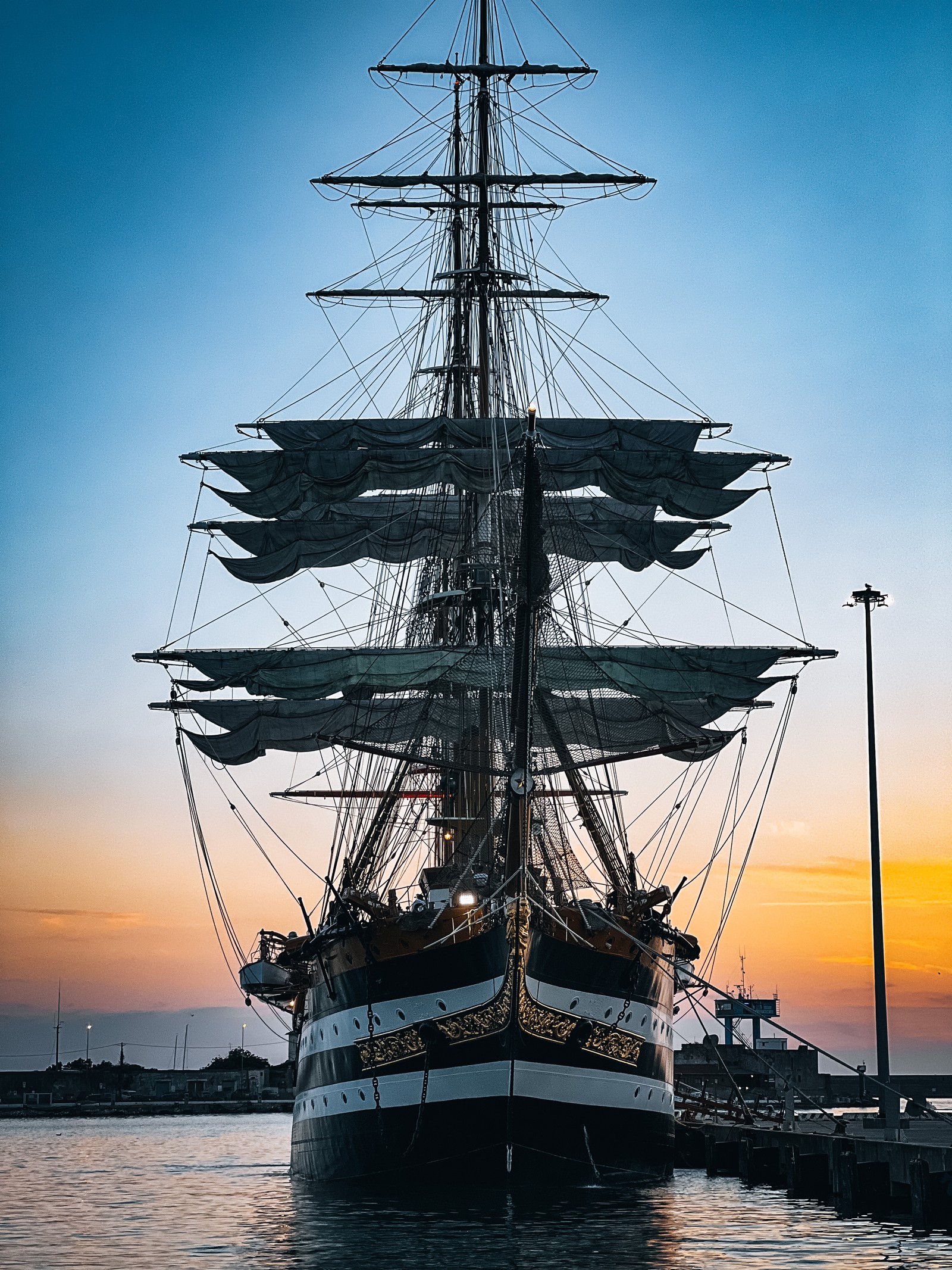 Amerigo Vespucci, conhecido como o navio mais bonito do mundo, chega ao ...