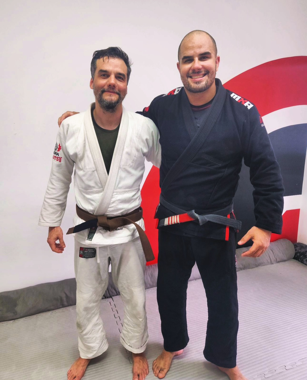 Wagner Moura aparece lutando jiu-jítsu em vídeo e web reage: 'Faz tudo bem'
