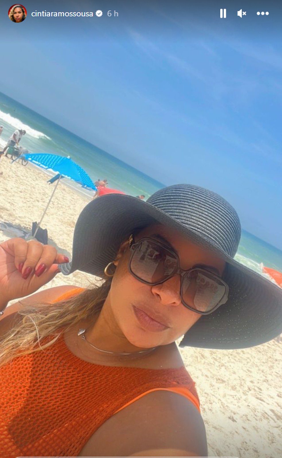 Namorada de Endrick curte praia no Rio e posa com família do jogador ...