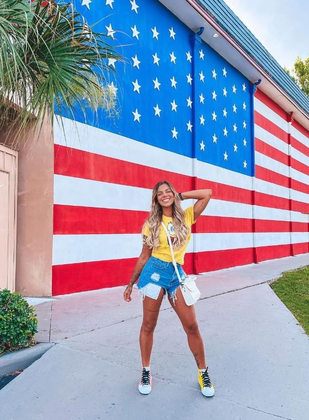 Quem é Evelyn Regly, a influenciadora que vendeu mansão por R$ 4 ...