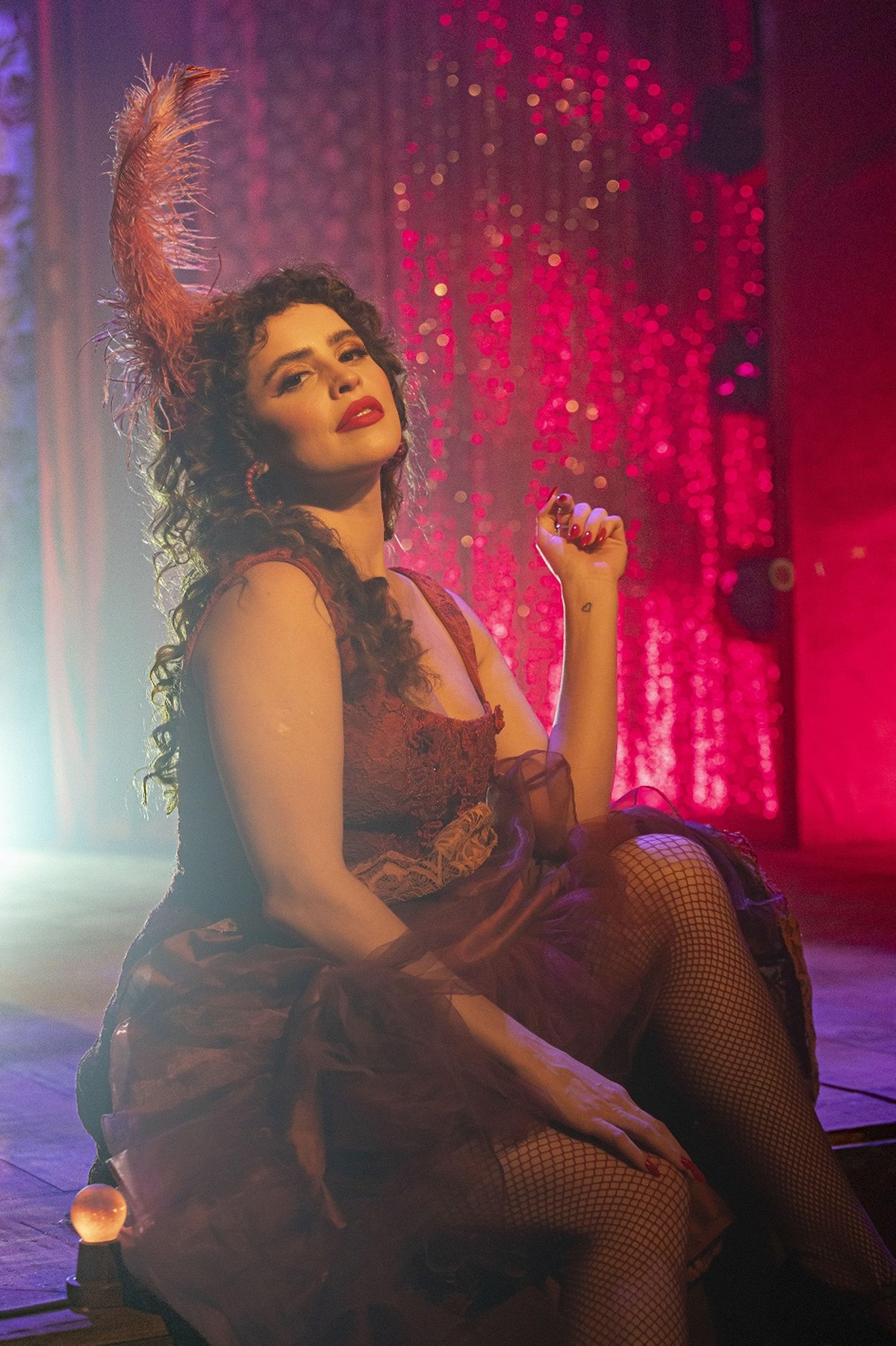 Além de atuar em ‘No rancho fundo’, Natascha Falcão canta a música de abertura da novela com ...