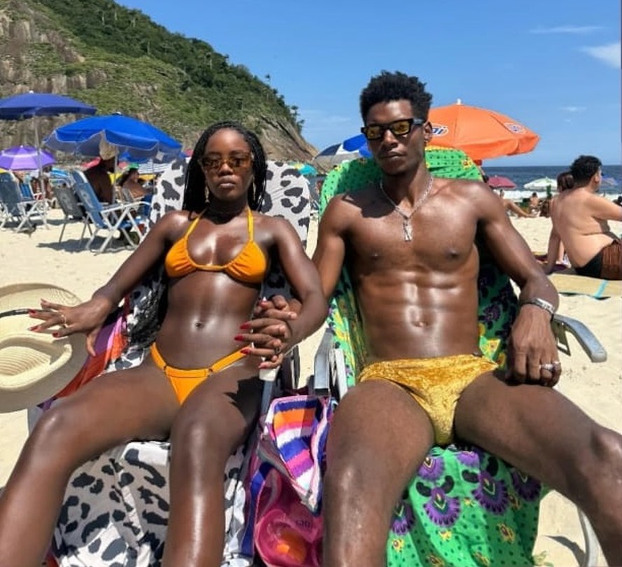 Clara Moneke curte praia no Rio com o novo namorado, galã no remake de 'Vale tudo'