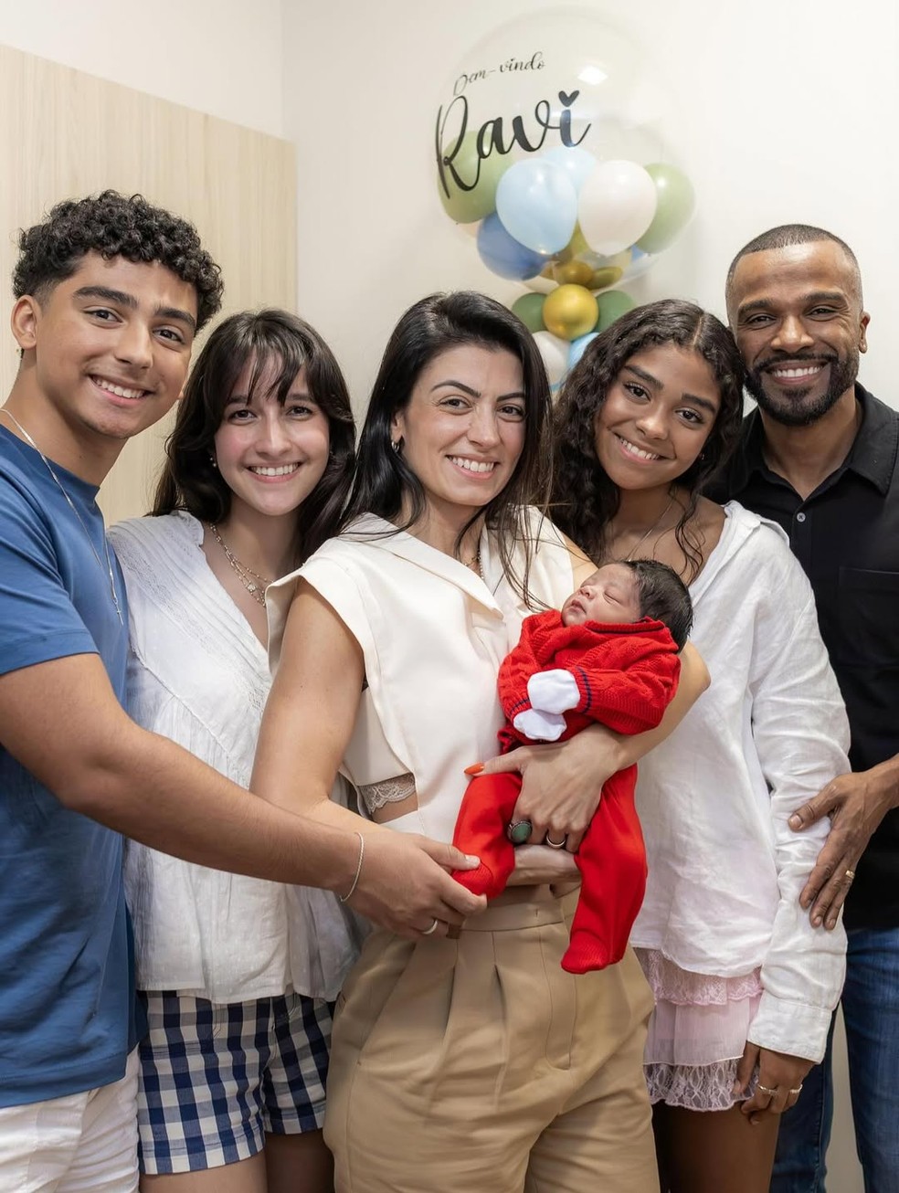 Alexandre Pires celebra nascimento do primeiro neto: 'Colinho do vovô!'