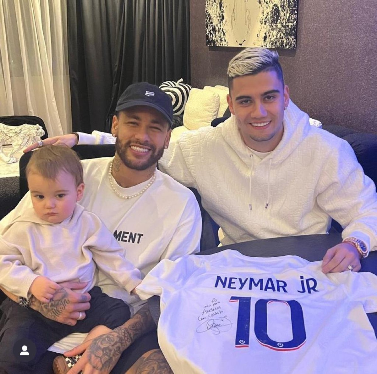 Na mira do PSG, Andreas Pereira visita Neymar em Paris