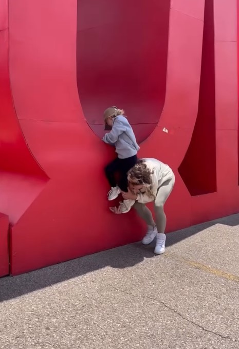 Namorada de modelo de 1,06m de altura é confundida com pedófila