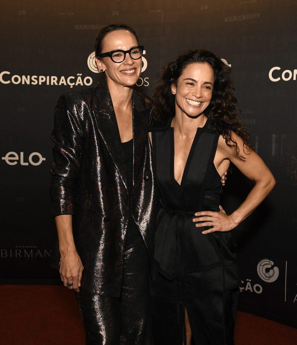 Alice Braga posa com namorada, produtora de cinema, em festa no Rio