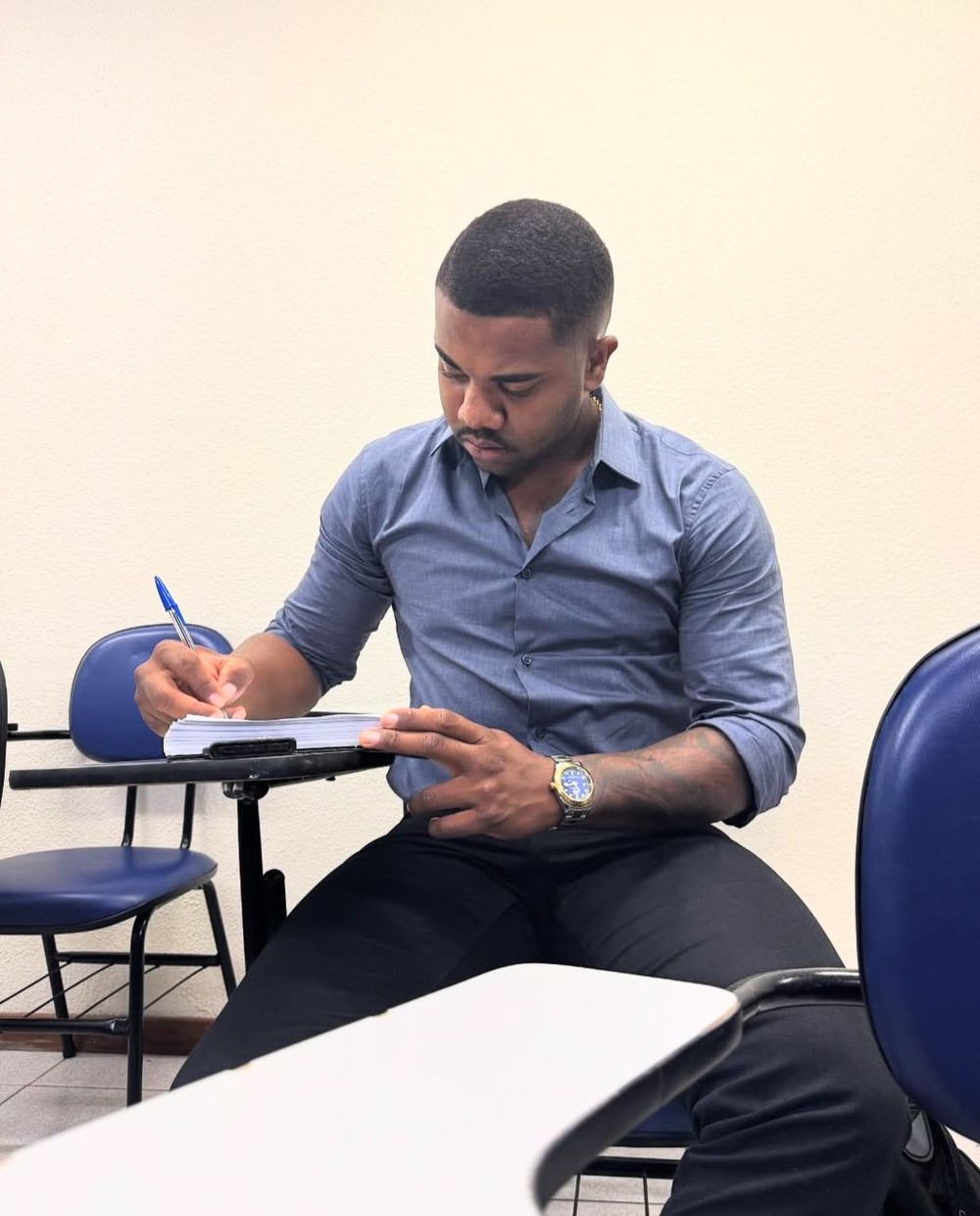 Davi Brito exibe novo visual após lipo, harmonização e lente de contato ...