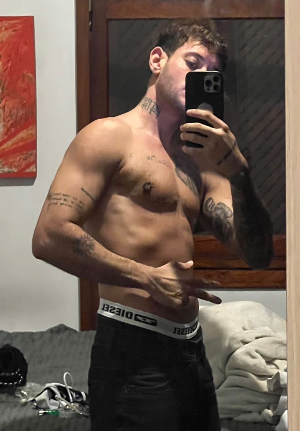 Nick Cruz, do 'Estrela da Casa', exibe peitoral malhado após ...