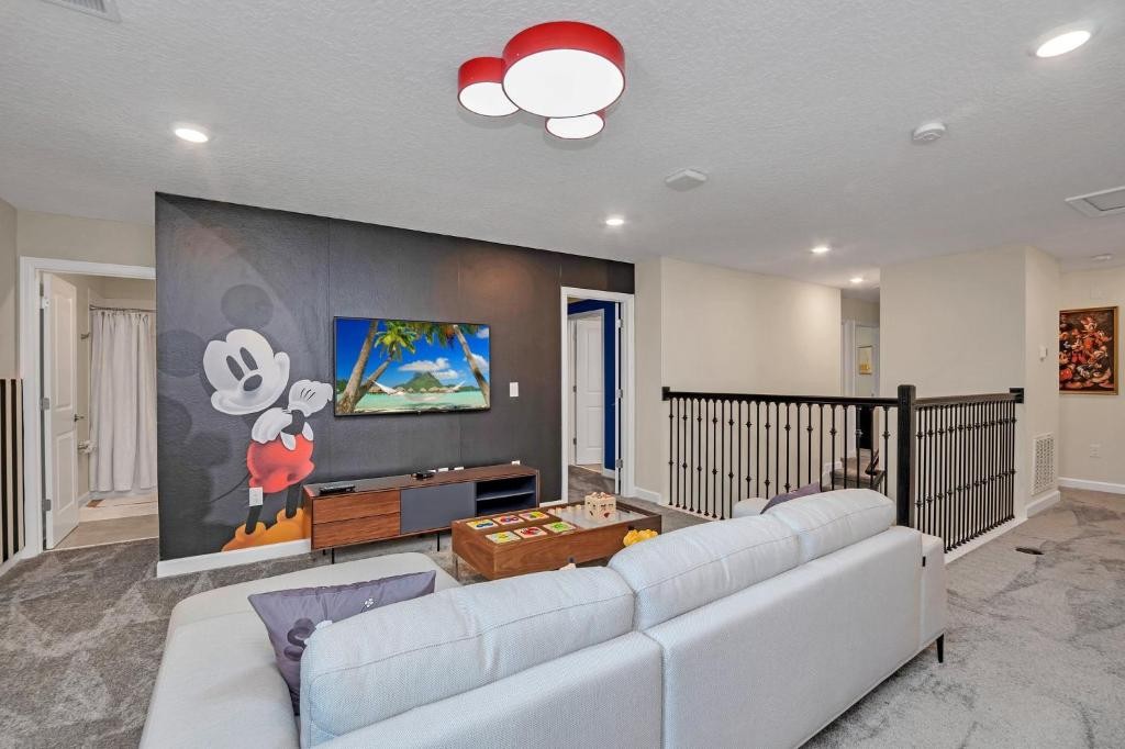 Mansão temática de Deborah Secco com nove quartos nos EUA pode ser alugada por R$ 3 mil a diária ...