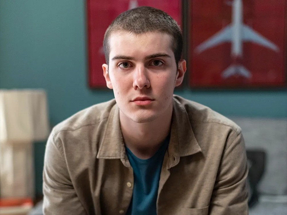 Quem é Caio Manhente, o ex-ator mirim flagrado aos beijos com Bella Campos