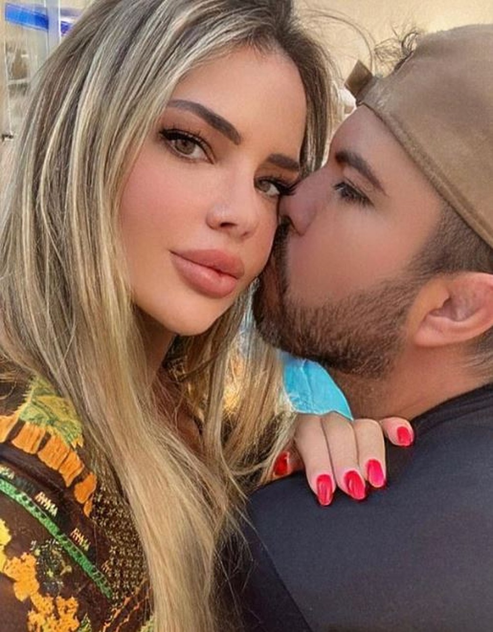 Denise Rocha surge com moreno e faz mistério sobre identidade e relacionamento: 'Conhecendo'